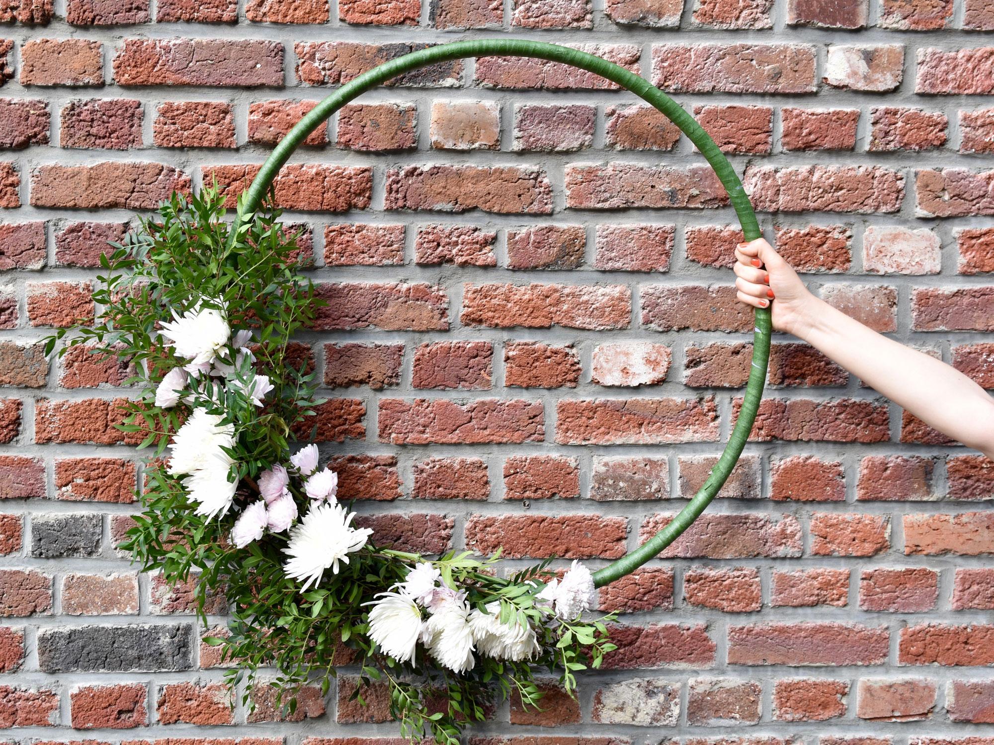 DIY: un backdrop fleuri pour égayer votre mur - Déco Idées